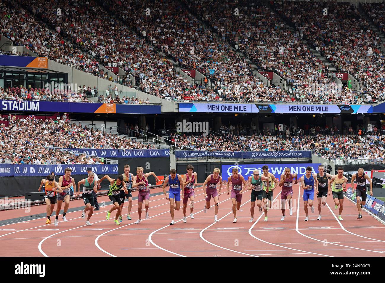 Start of the Emsley Carr Mile at the London Diamond League 2024 Stock ...