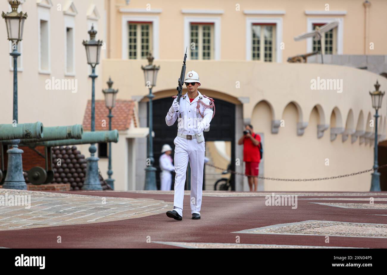 Monaco Ville: Palace Guard in white parade dress summer uniform of the Compagnie des Carabiniers ...