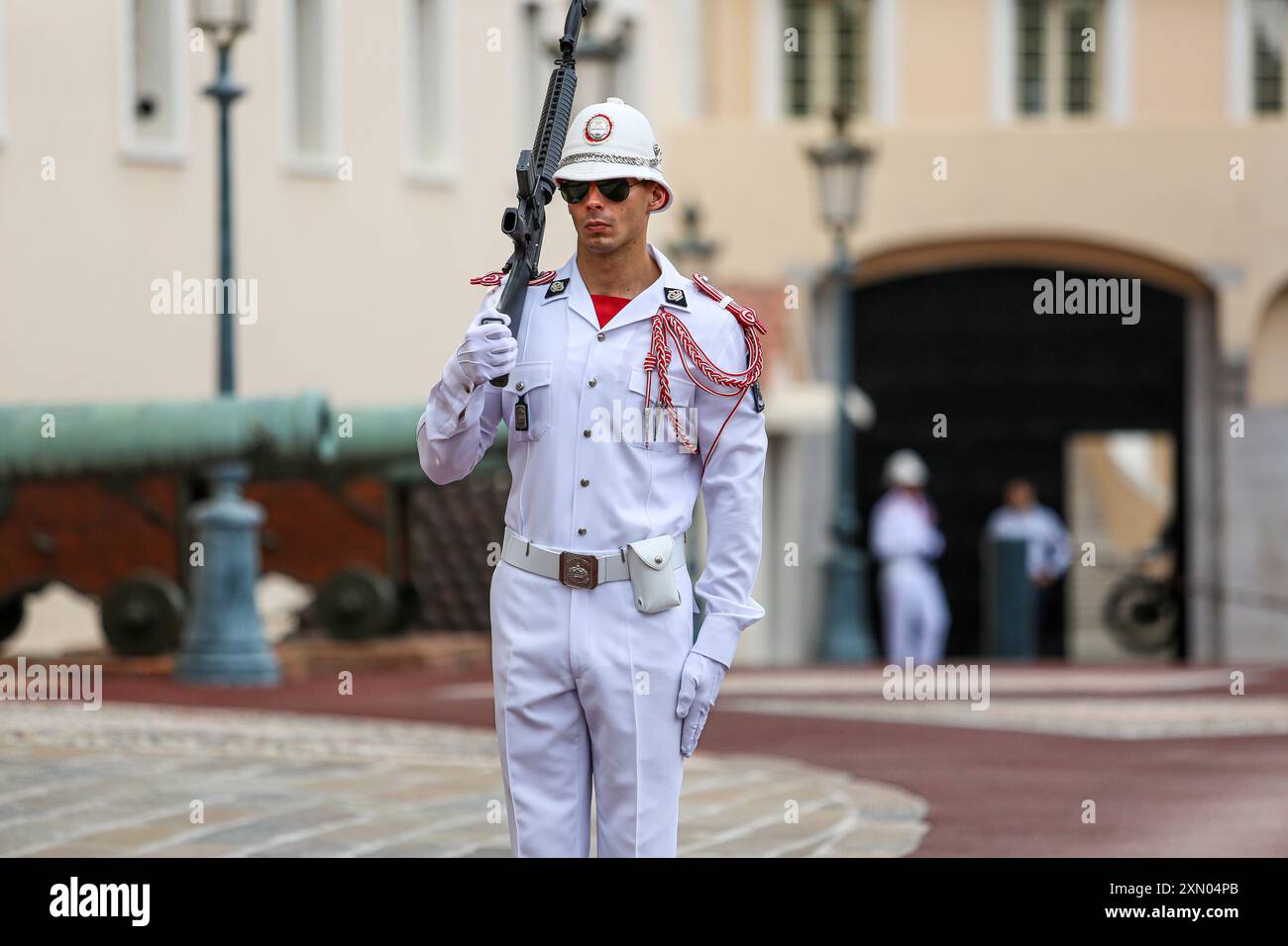 Monaco Ville: Palace Guard in white parade dress summer uniform of the Compagnie des Carabiniers ...