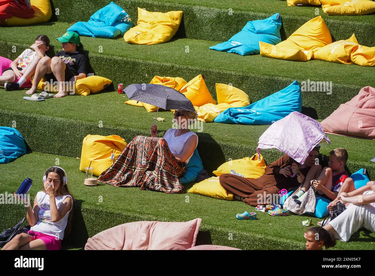 Heatwave 2024 sunbathing london hi-res stock photography and images - Alamy