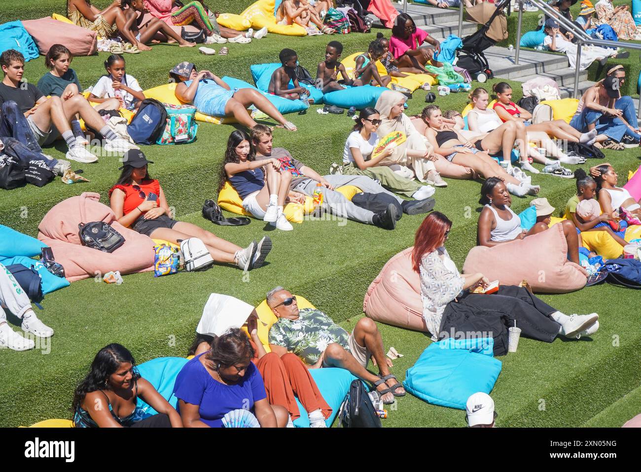 Heatwave 2024 sunbathing london hi-res stock photography and images - Alamy