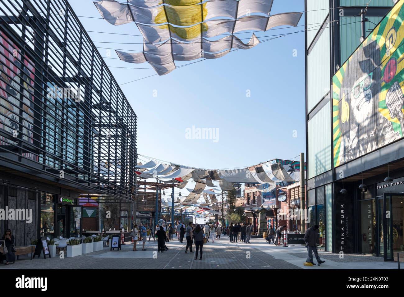 Emirates mall facade hi-res stock photography and images - Alamy