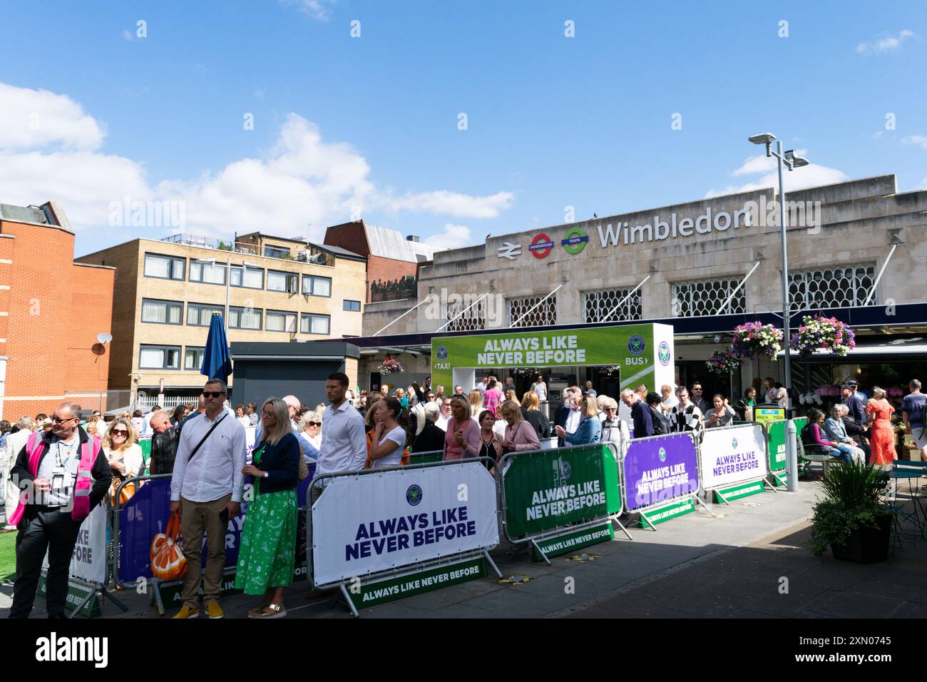 Wimbledon train station sign hi-res stock photography and images - Alamy