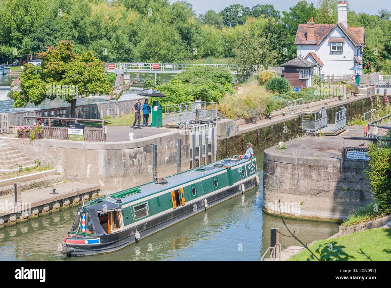 Goring-on-Thames, Lock and weir. Oxfordshire Stock Photo - Alamy