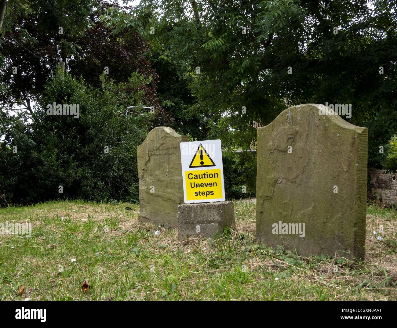 Caution uneven steps sign hi-res stock photography and images - Alamy