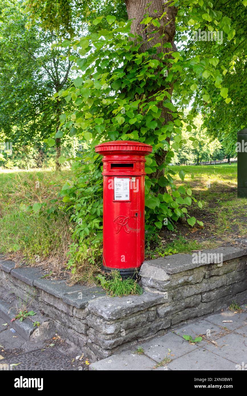 Traditional red Victorian era post box Stock Photo - Alamy