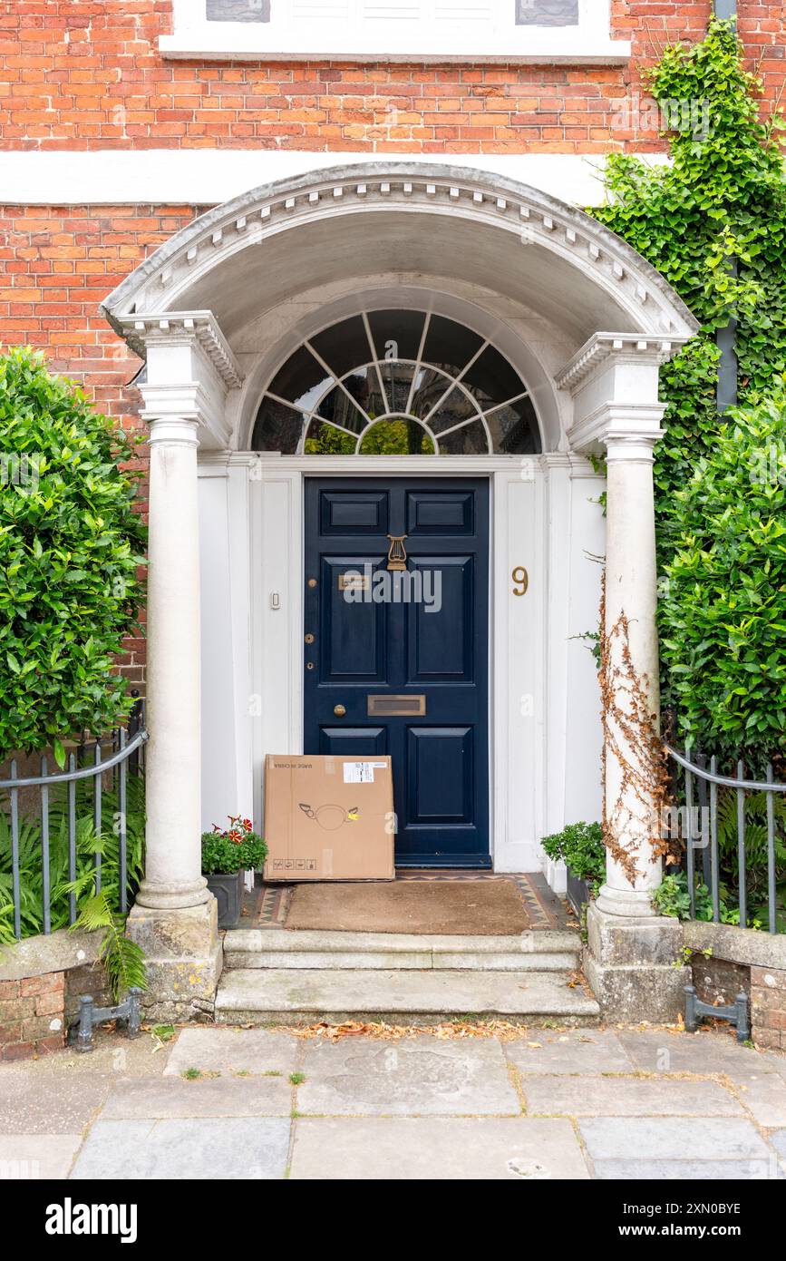 Box delivered to doorstep hi-res stock photography and images - Alamy
