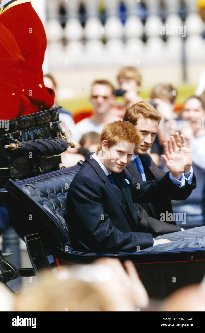 Parata di compleanno della regina elisabetta hi-res stock photography ...