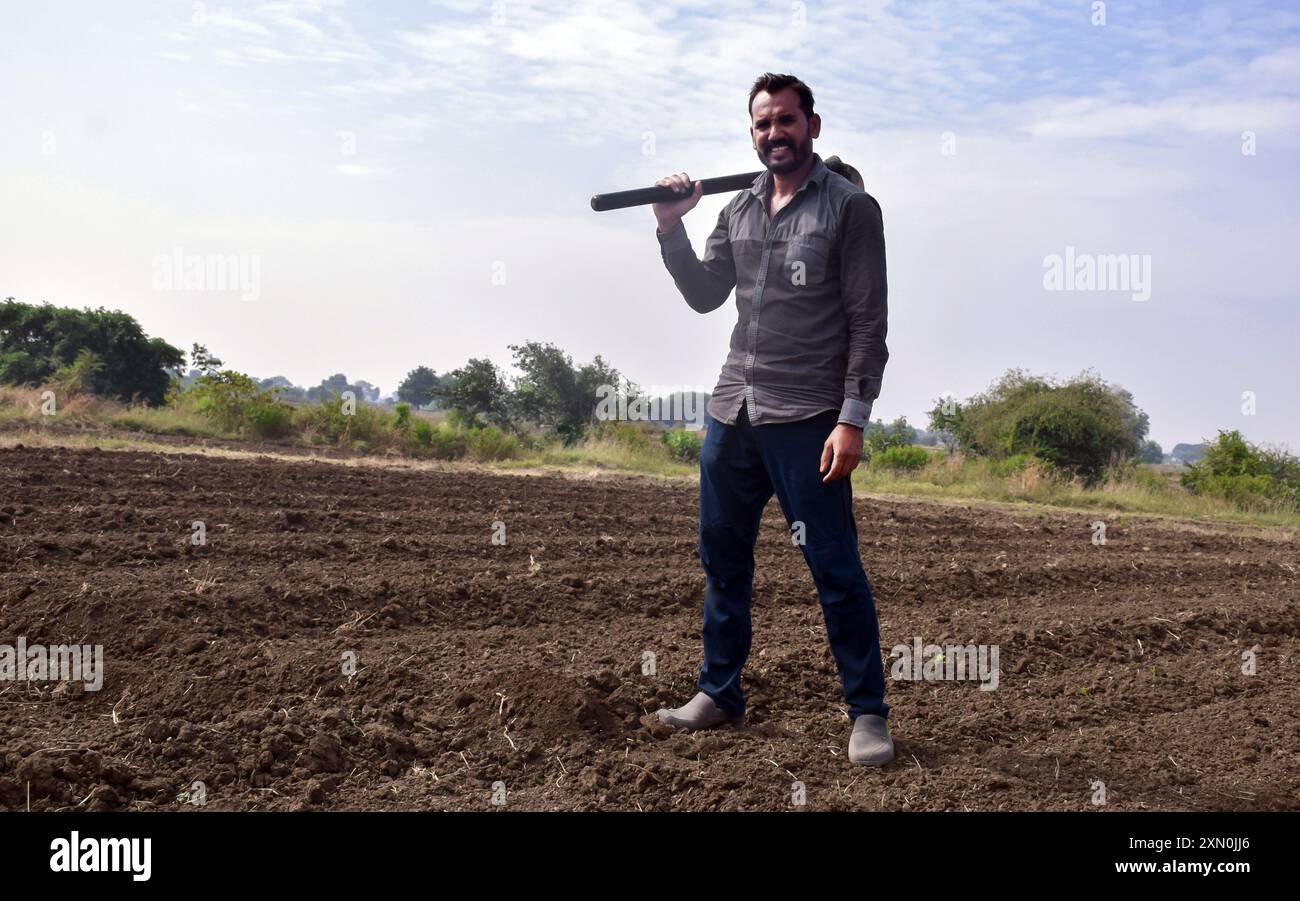 Indian farmer digging hi-res stock photography and images - Alamy