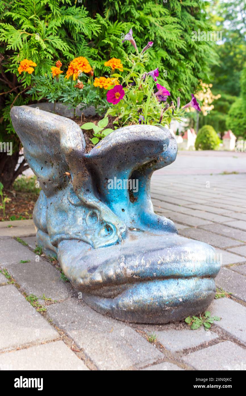 The beauty of urban flowers on a summer day Stock Photo - Alamy