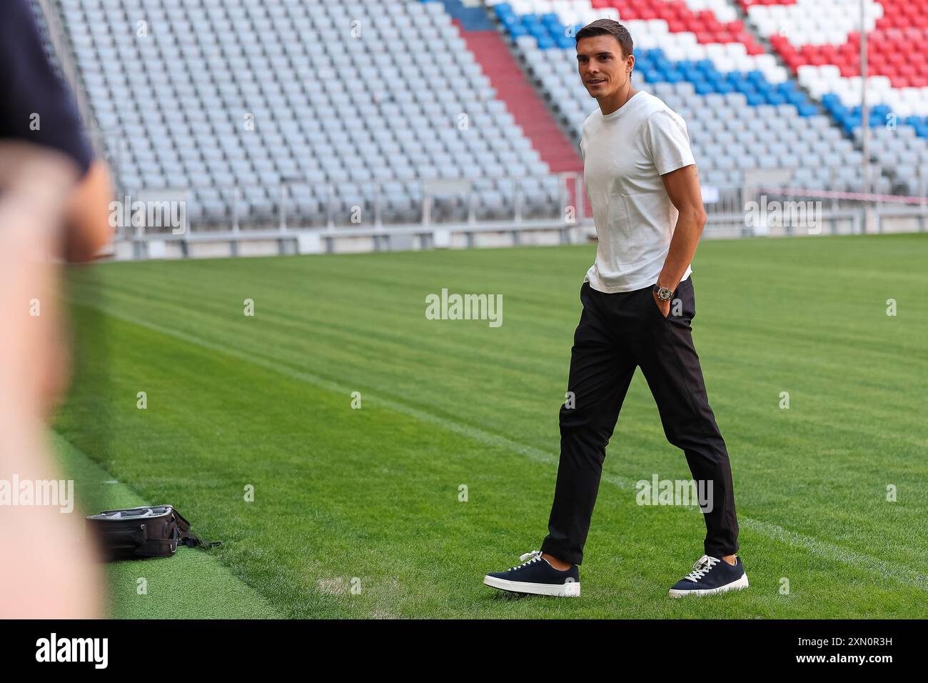 Joao Palhinha (FC Bayern Muenchen, 16) auf dem Rasen in der Allianz ...