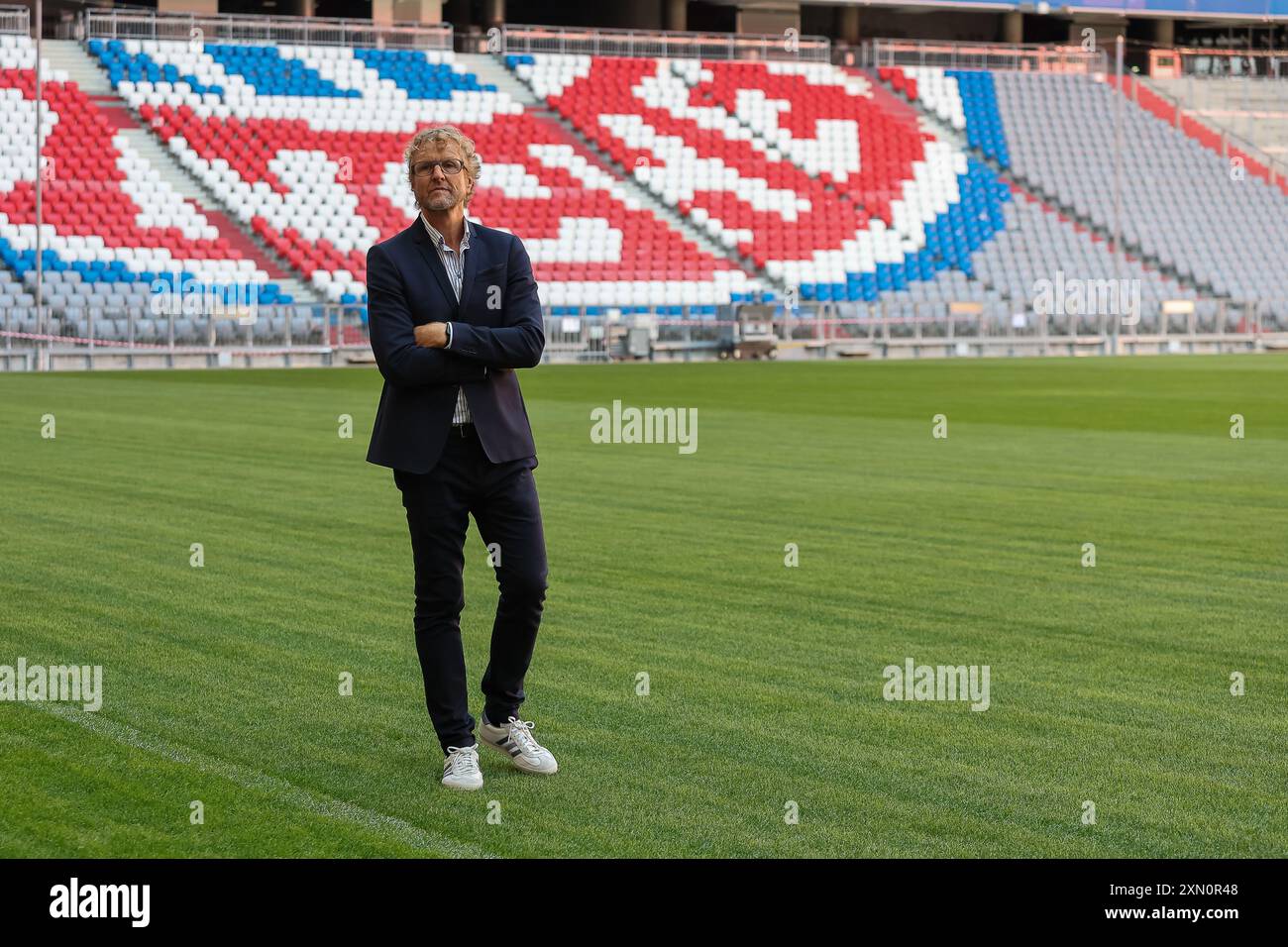 Dieter Nickles (FC Bayern Muenchen, Pressesprecher, auf dem Rasen in ...