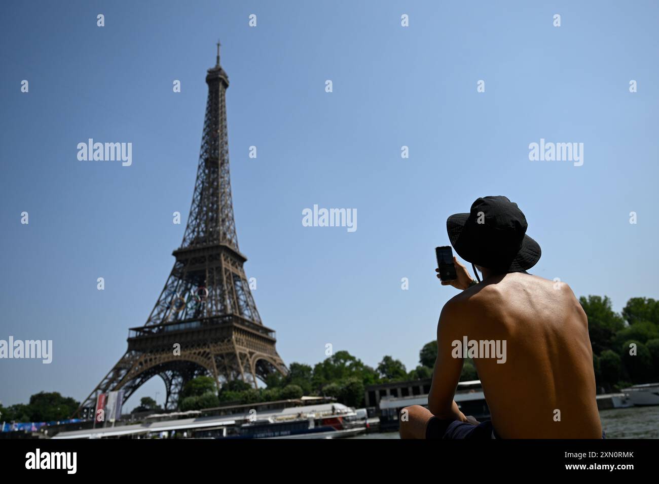 Paris, France. 30th July, 2024. Olympia, Paris 2024, Gabriel from Paris photographs the Eiffel ...