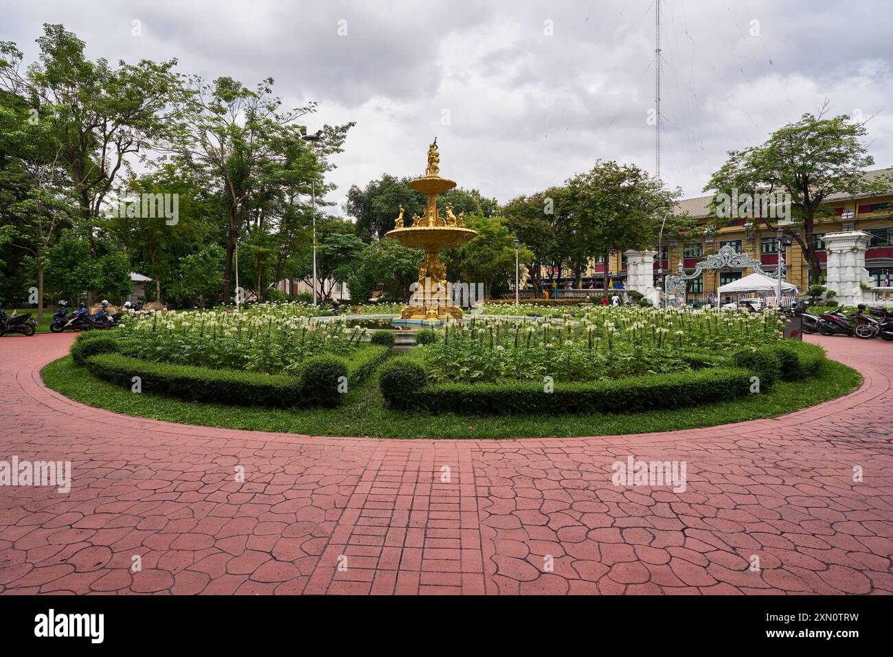 Saranrom park bangkok hi-res stock photography and images - Alamy