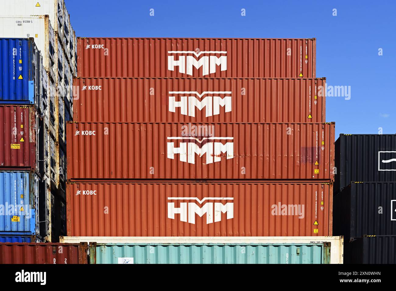 Container des südkoreanischen Logistikunternehmens HMM im Hamburger Hafen *** Container of the ...