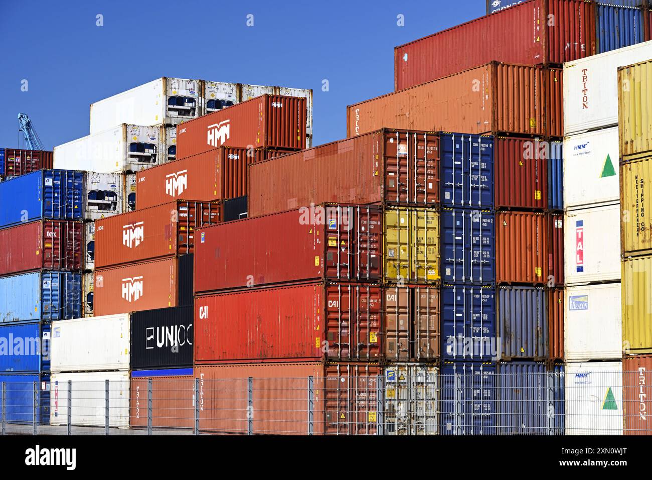 Gestapelte Container im Hamburger Hafen, Symbolfoto Wirtschaft und ...