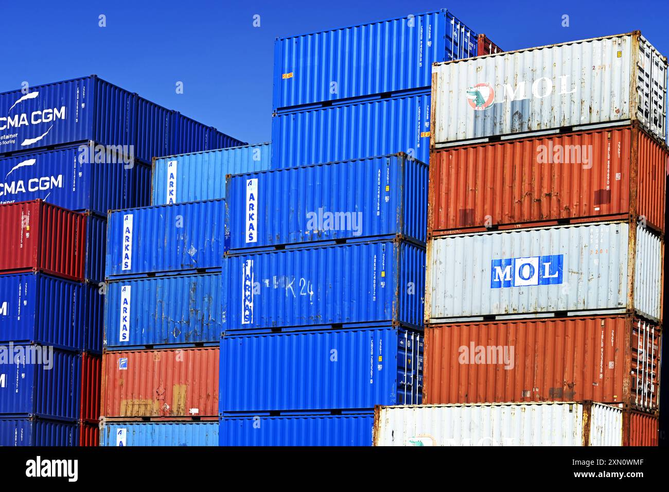 Gestapelte Container unterschiedlicher internationaler ...