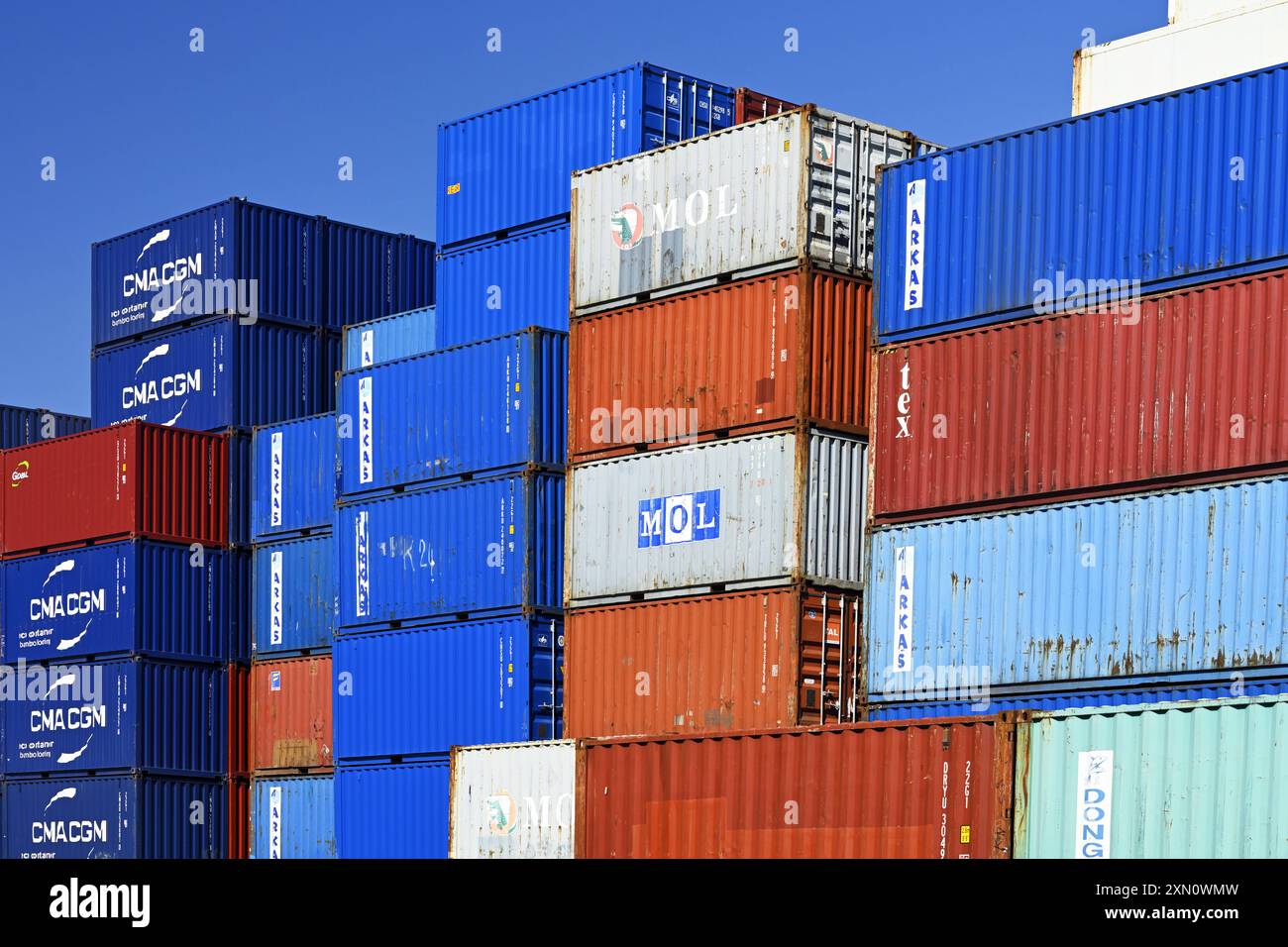 Gestapelte Container im Hamburger Hafen, Symbolfoto Wirtschaft und ...