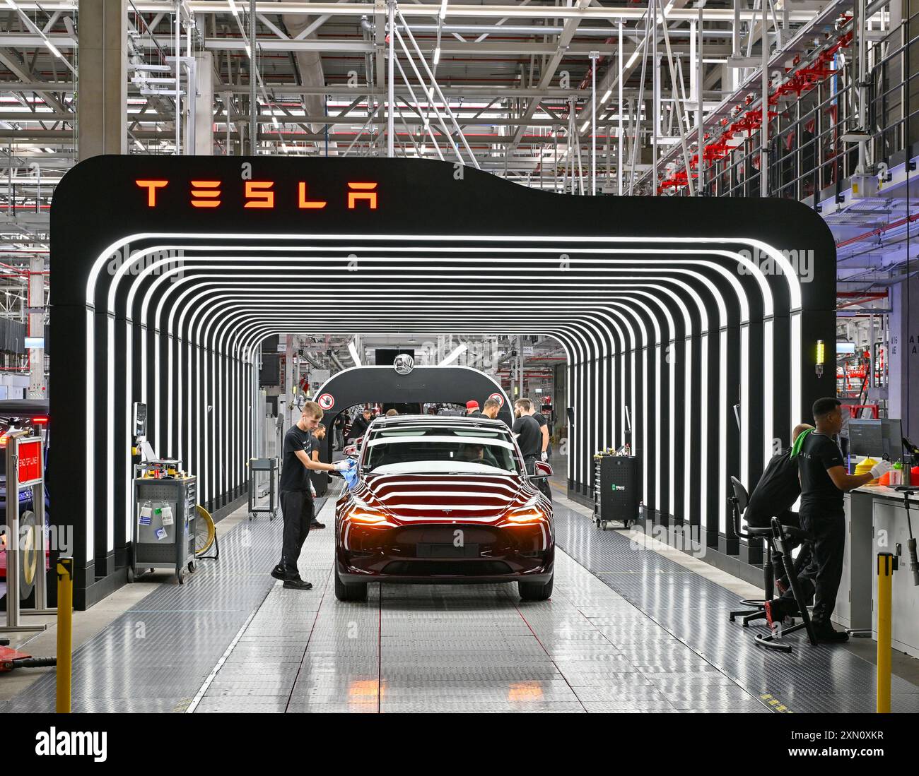 PRODUCTION - 29 July 2024, Brandenburg, Grünheide: The final inspection ...