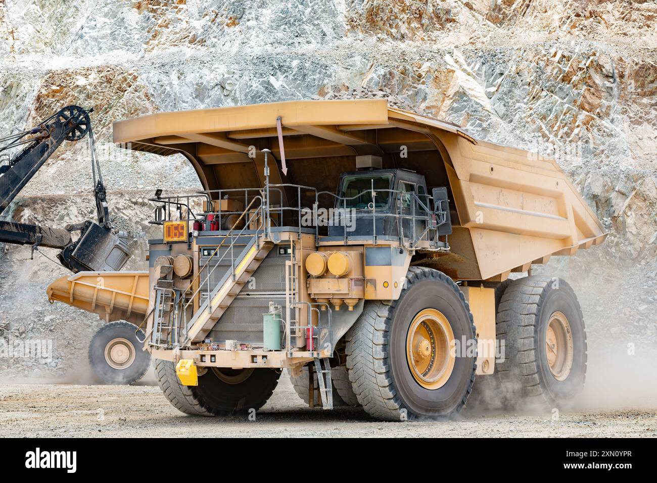 Mining shovel electric shovel loading hi-res stock photography and ...