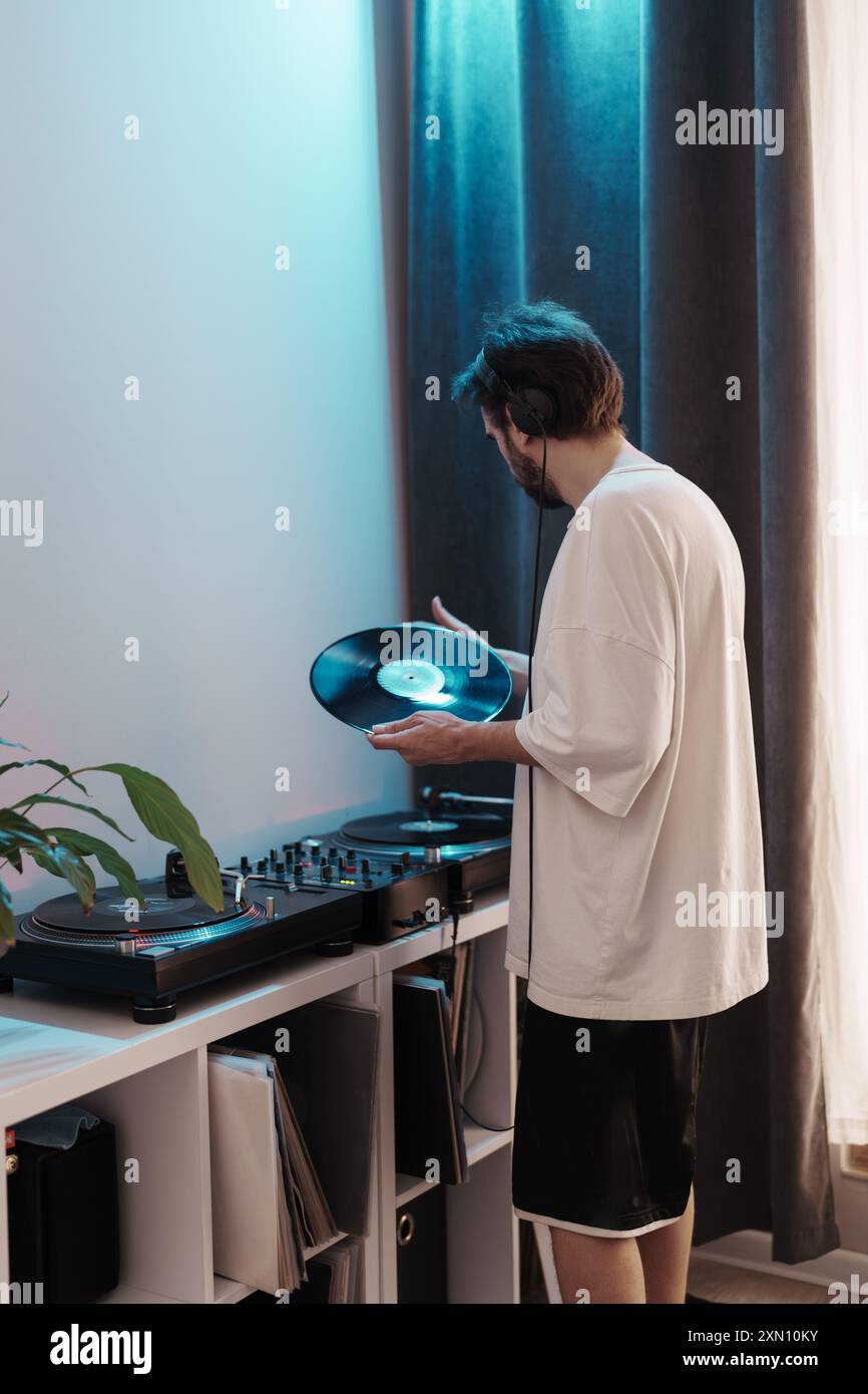 Vinyl record music man hipster hi-res stock photography and images - Alamy
