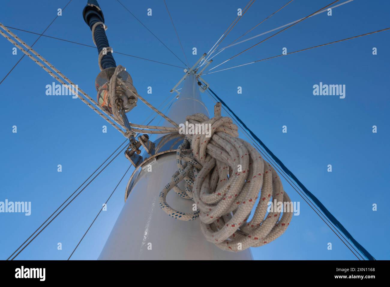 Silhouette ship mast ropes hi-res stock photography and images - Alamy