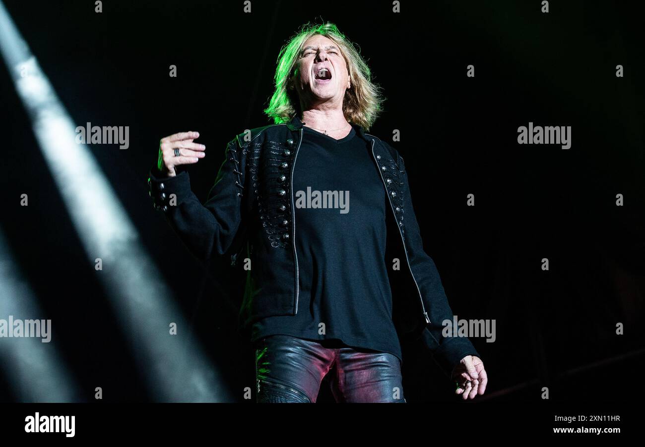 Joe Elliott of Def Leppard performing live Stock Photo - Alamy