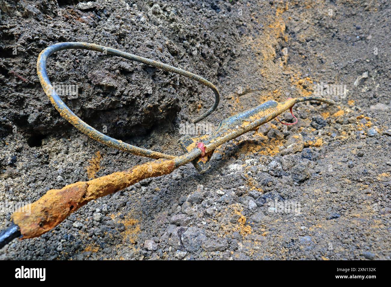 Fahrlässige Schäden an einem Kabel. Ein Schaden an einem Kabel für das ...