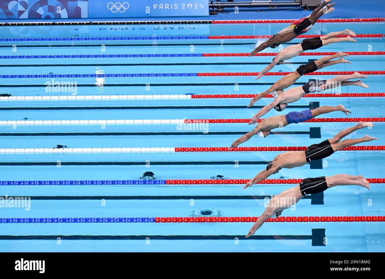 (240730) -- PARIS, July 30, 2024 (Xinhua) -- Athletes dive as they take ...