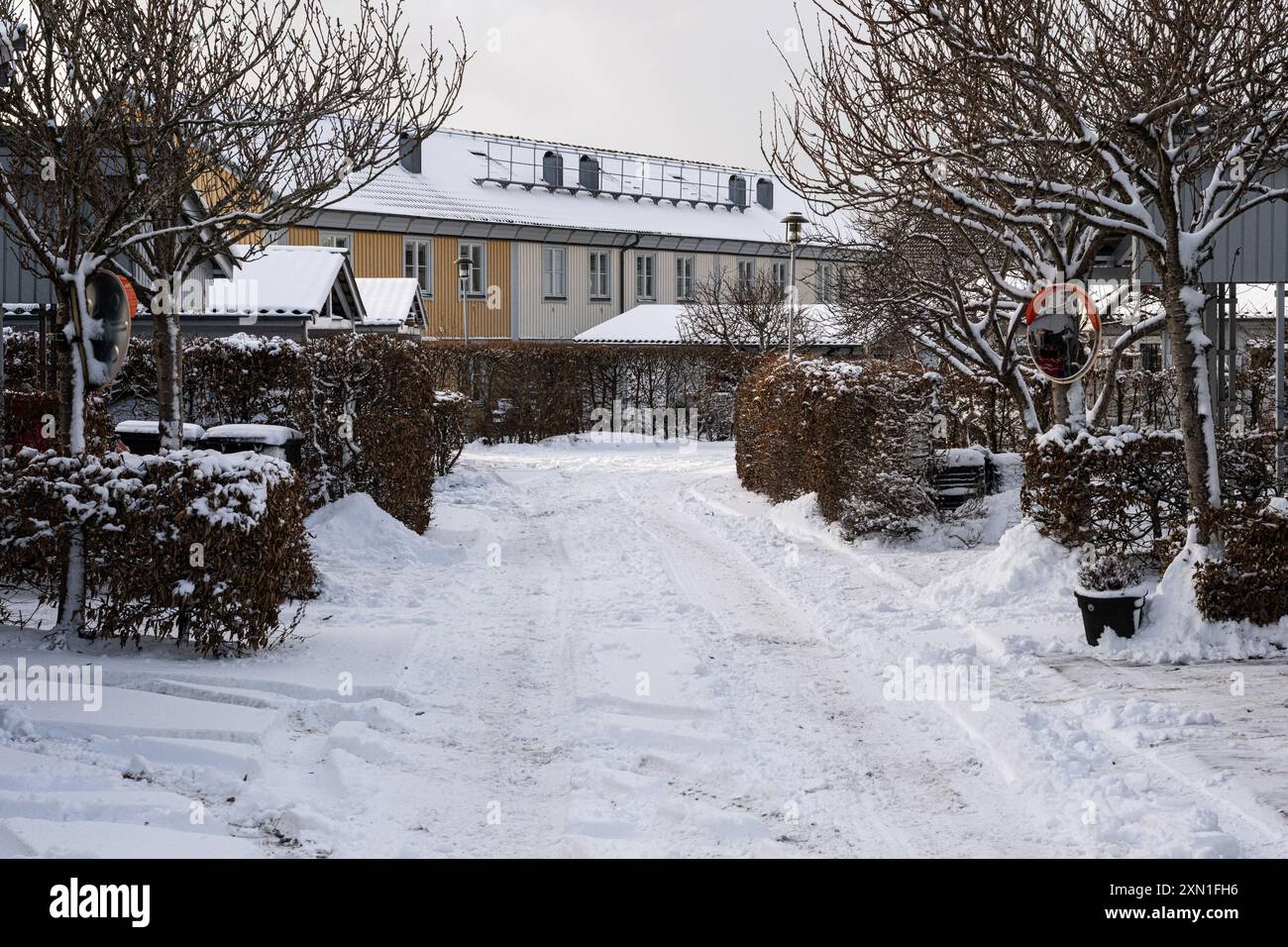 Narrow street between houses hi-res stock photography and images - Alamy