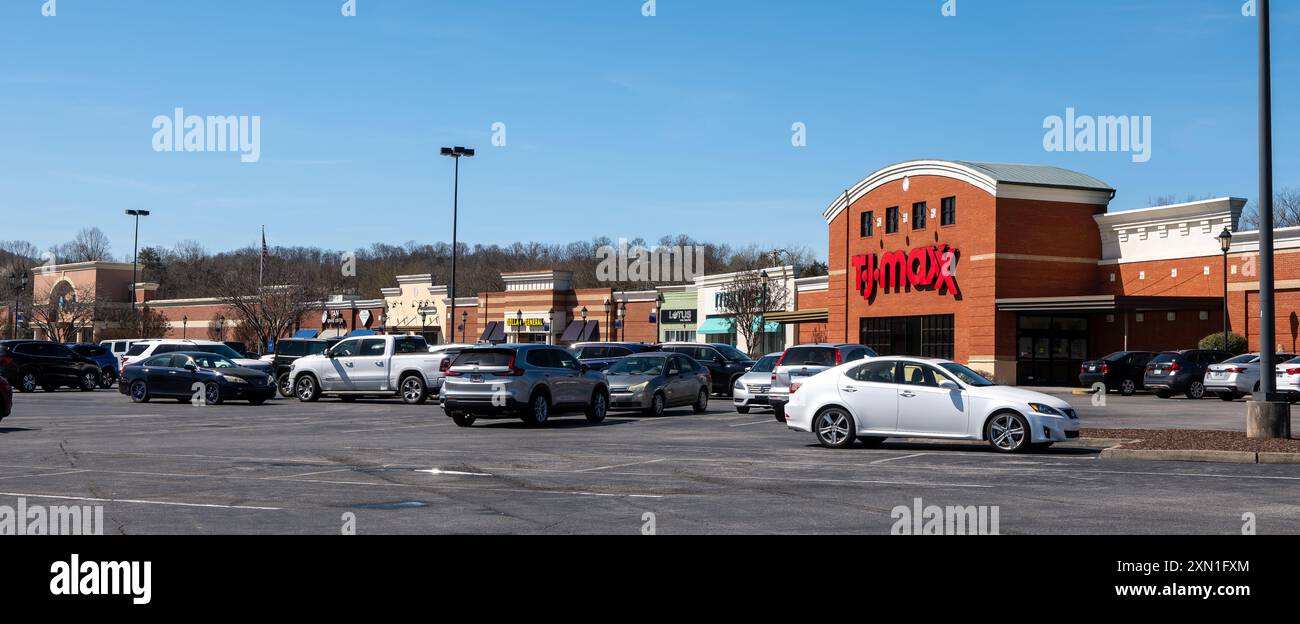 SEVIERVILLE, TN - 12 MAR 2024: River Place shopping center with ...