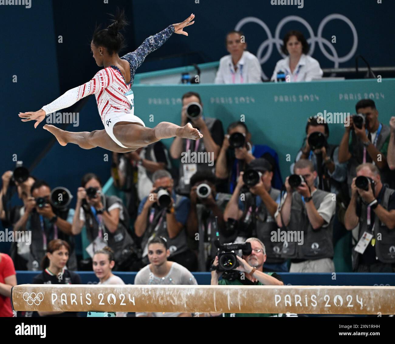 Simone biles paris 2024 bercy beam hi-res stock photography and images ...