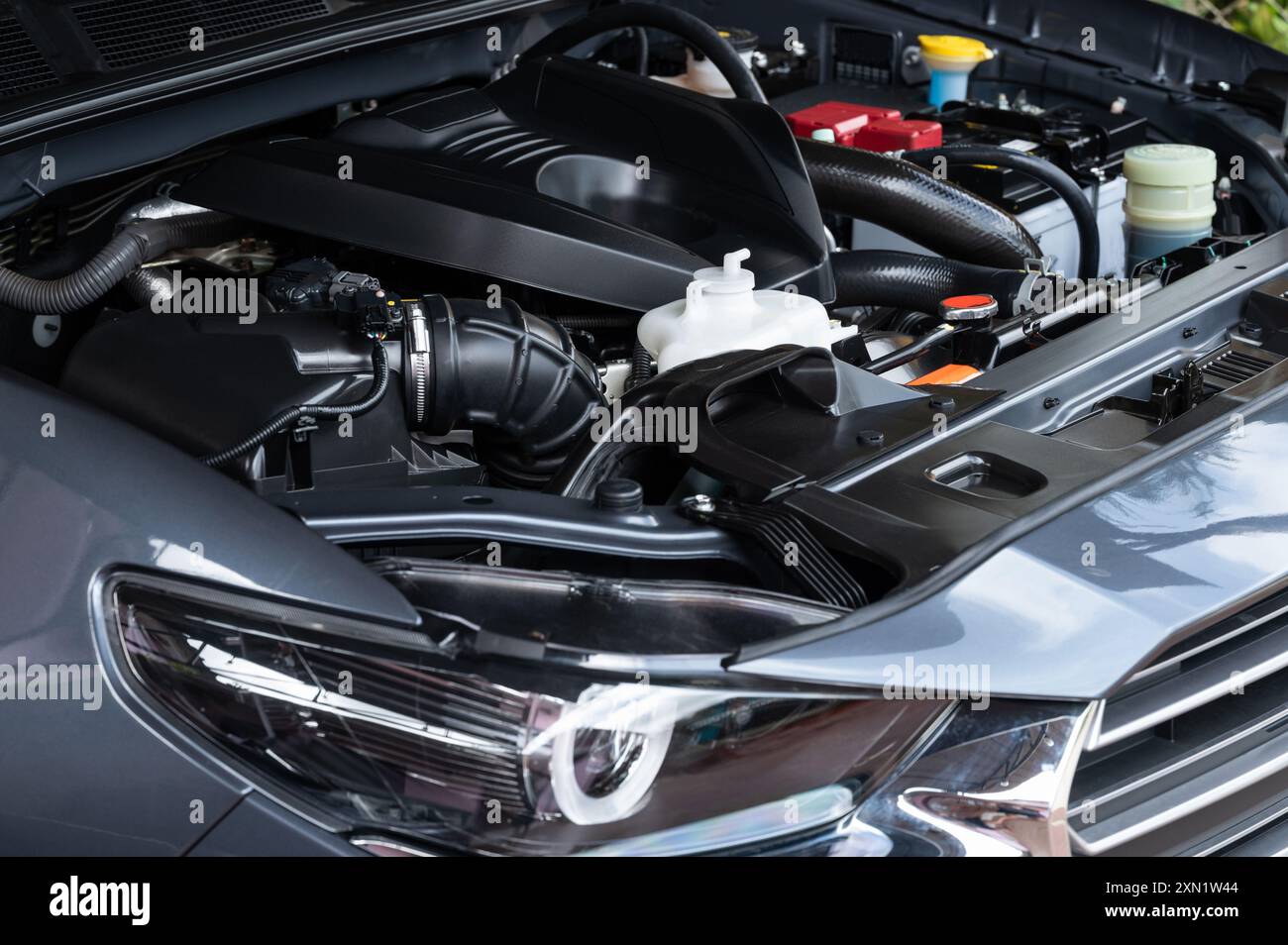 Open car bonnet hi-res stock photography and images - Alamy