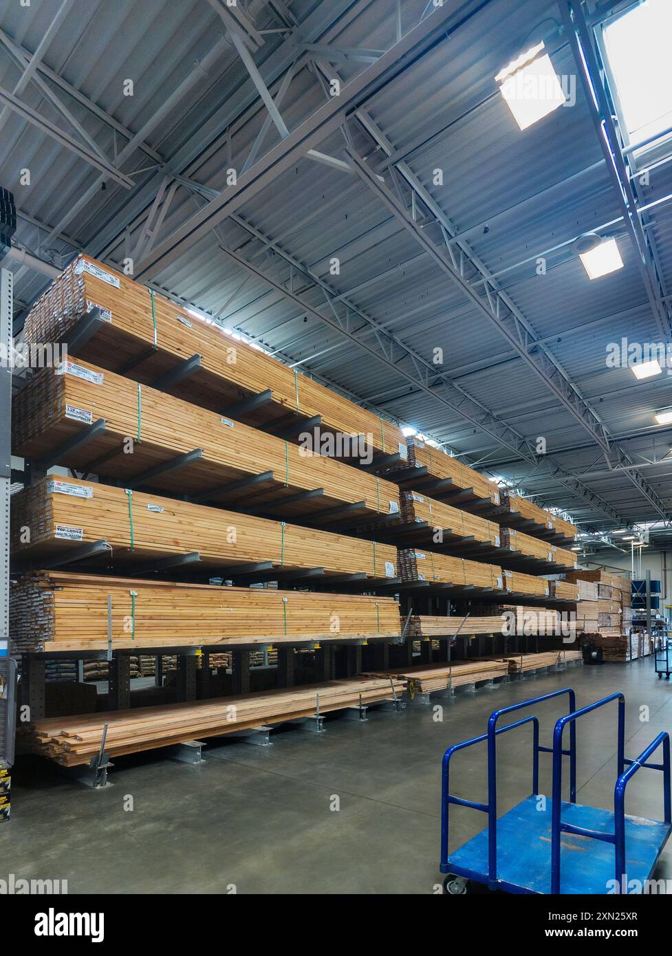 Lowes store interior hi-res stock photography and images - Alamy