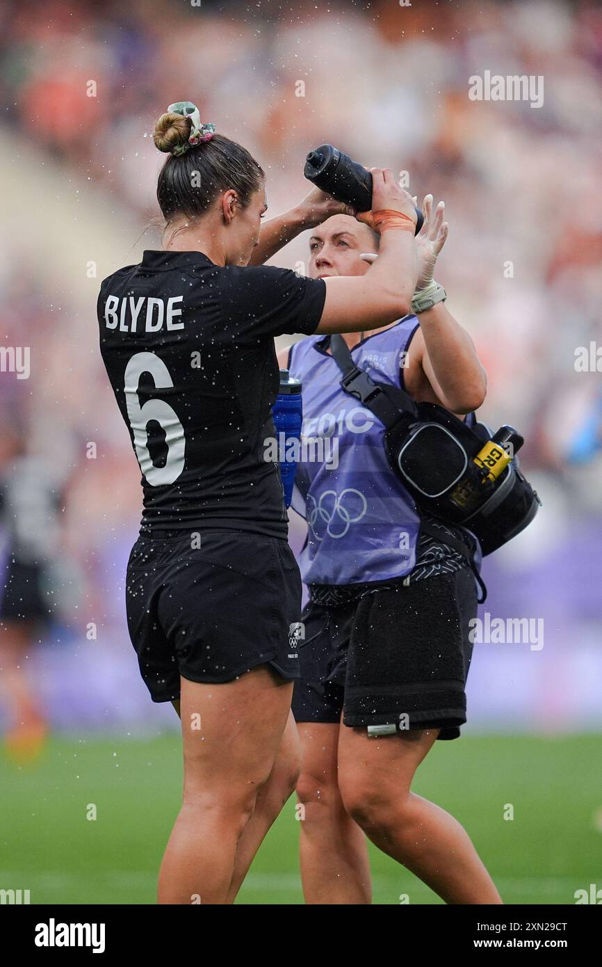 Paris, France. 30th July, 2024. Michaela Blyde of team New Zealand cools herself down during ...