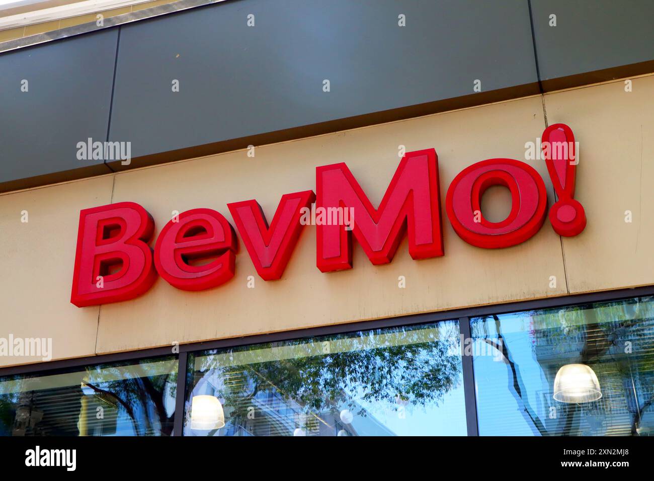 Discount store drinks usa hi-res stock photography and images - Alamy