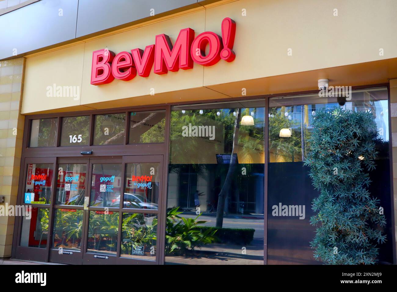 Discount store drinks usa hi-res stock photography and images - Alamy