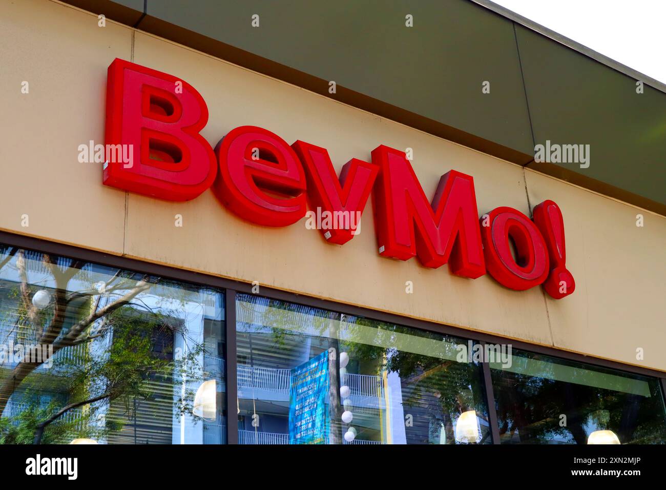 Discount store drinks usa hi-res stock photography and images - Alamy