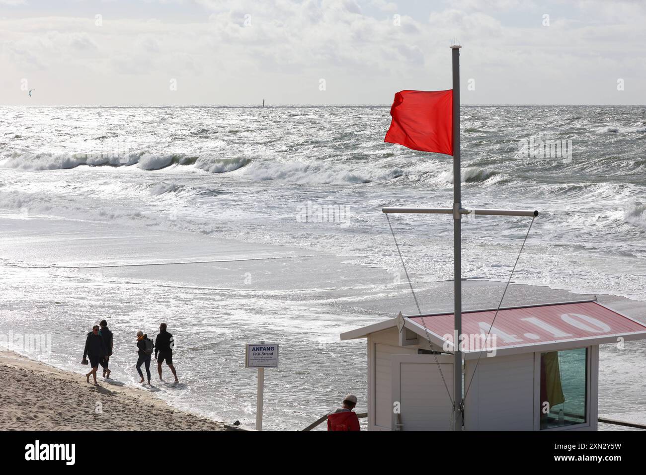 Rote Flagge am Strand von Westerland, Sylt DEU, Deutschland, Sylt ...