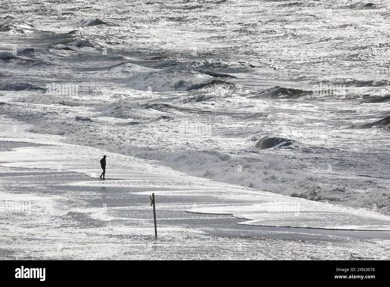 Wellen am strand an der stürmischen nordsee hi-res stock photography ...