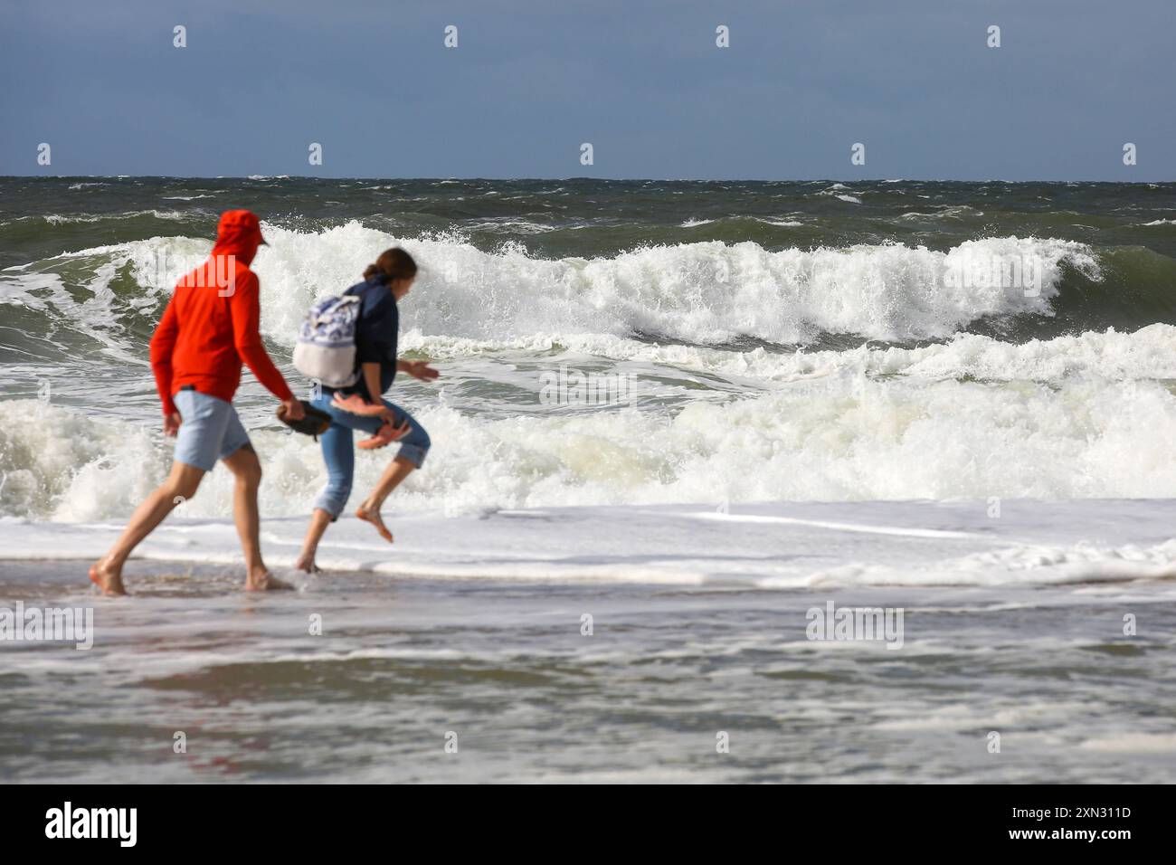 Stürmischer Spaziergang am Strand von Westerland, Sylt DEU, Deutschland ...