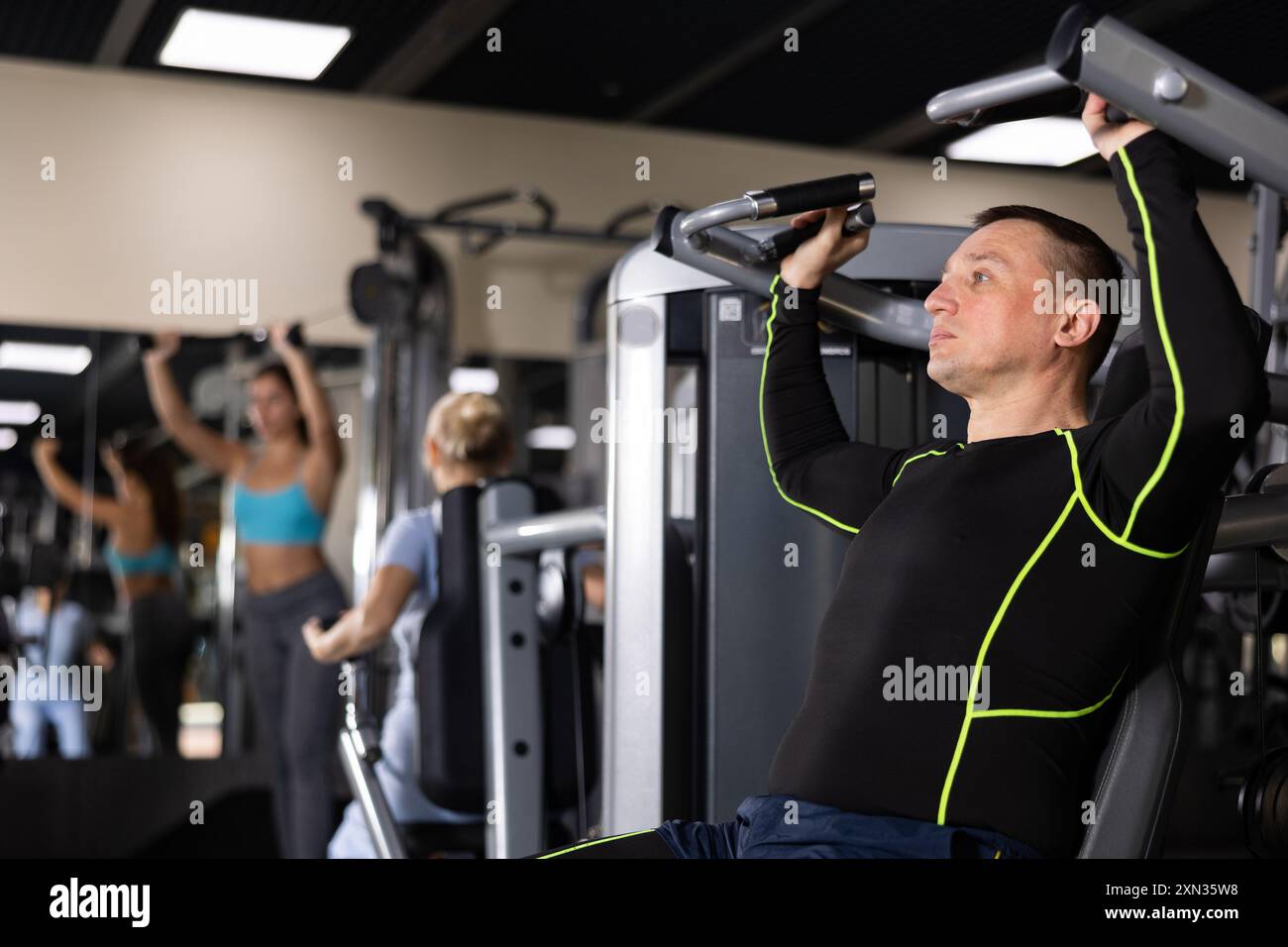 Overhead press machine hi-res stock photography and images - Alamy