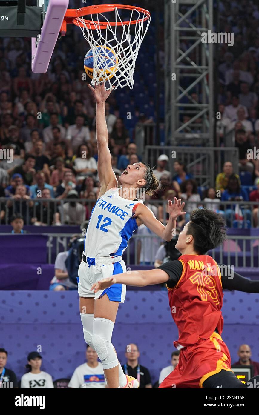 Paris, France. 30th July, 2024. Laetitia Guapo (L) of France goes for a ...