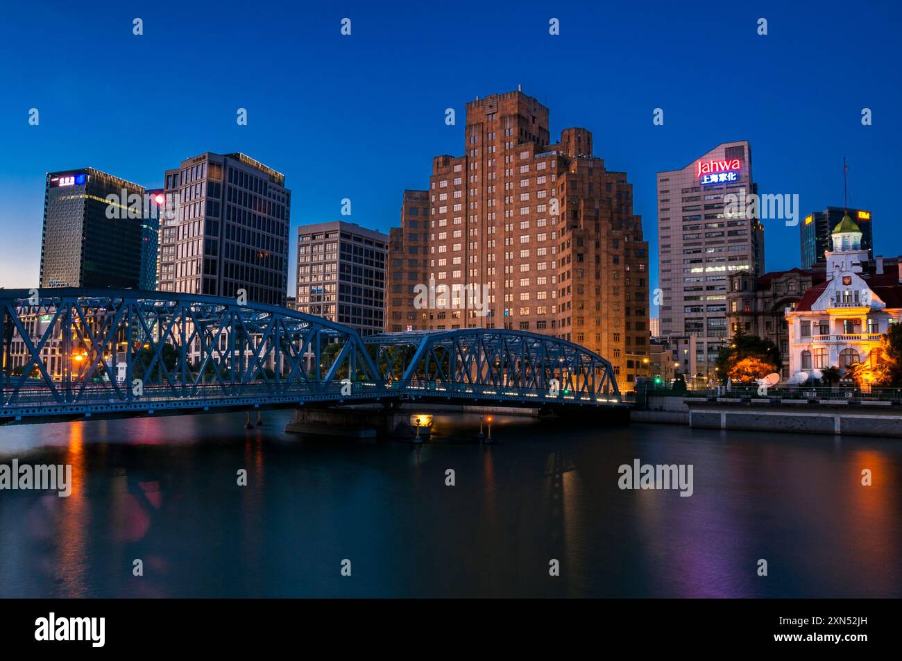 A view of Waibaidu Bridge (Garden Bridge) over Suzhou Creek with the ...