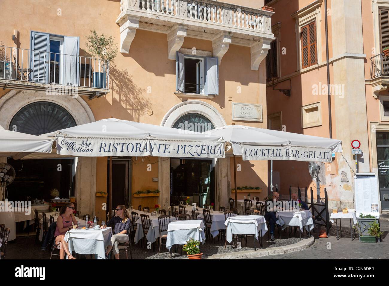 Rome piazza navona restaurant pizza hi-res stock photography and images ...