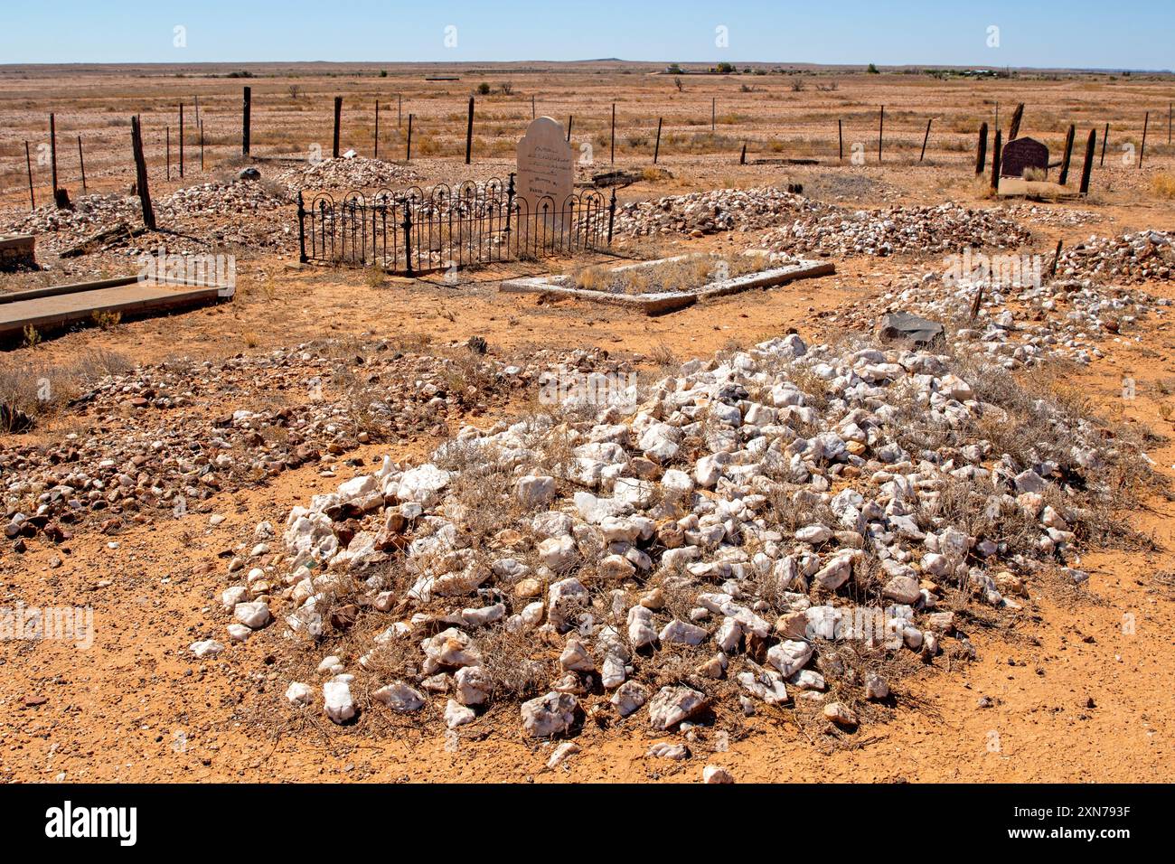 Graves in the Marree cemetery Stock Photo - Alamy