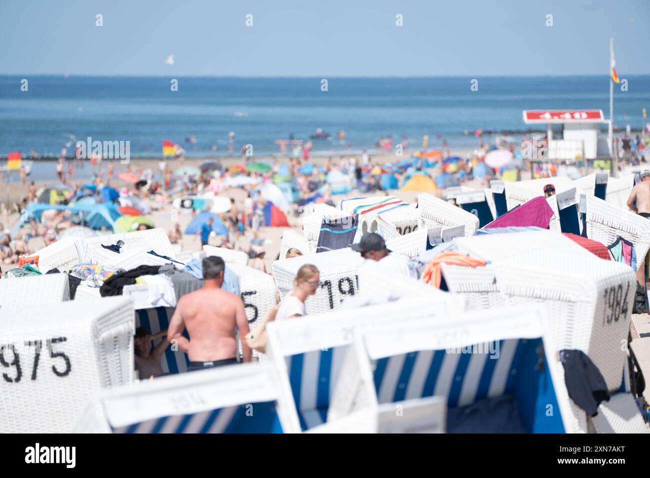 Urlaubsszene am Nordstrand der Insel SyltTourismus auf der Nordseeinsel ...