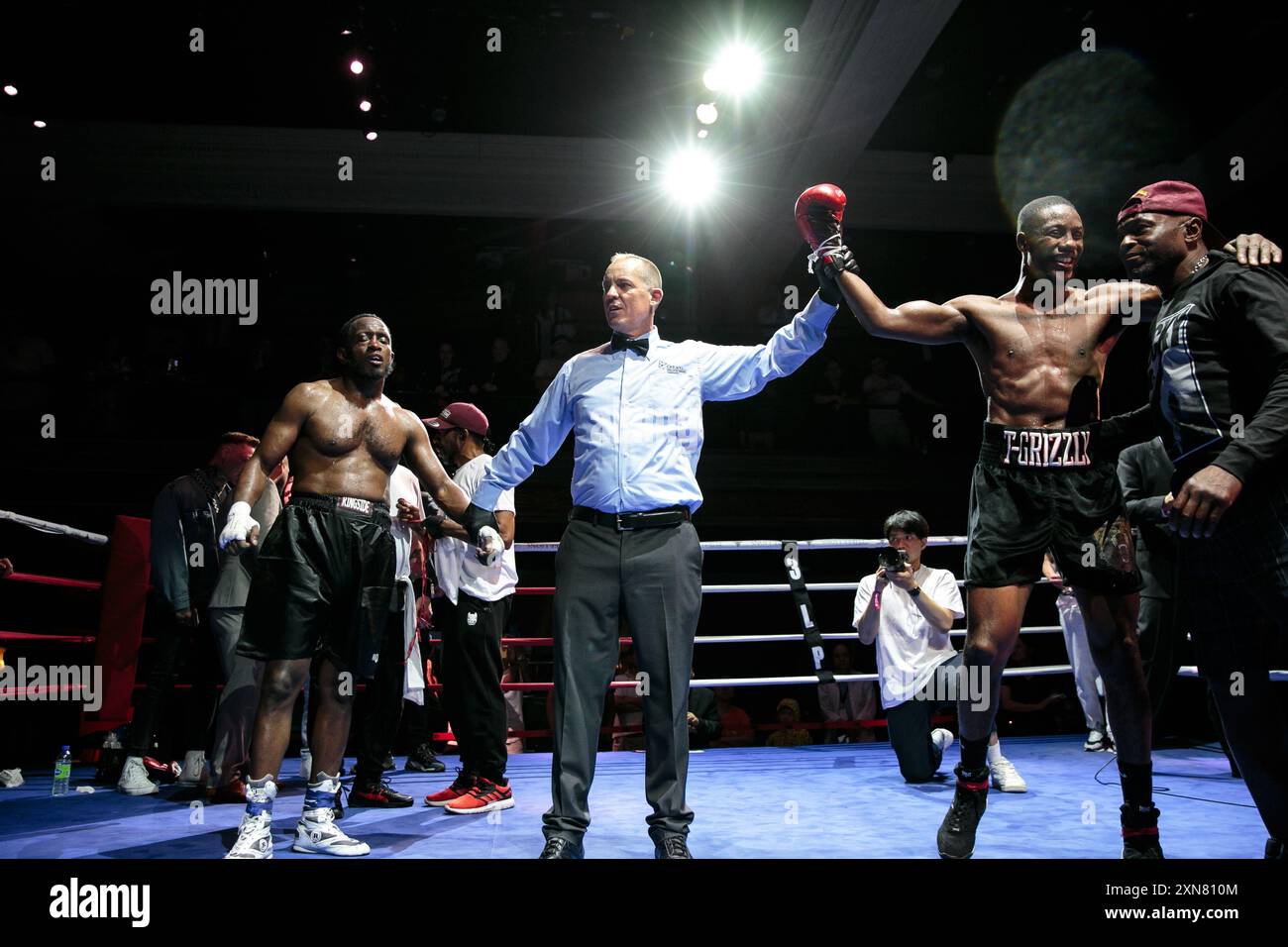 Boxing ring crowd 2024 hi-res stock photography and images - Alamy