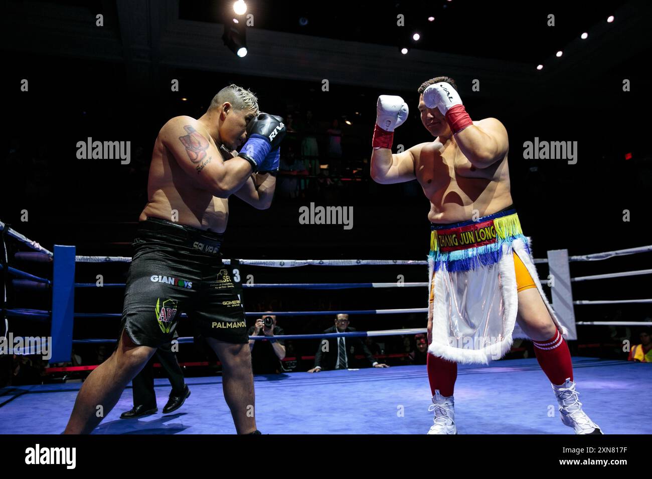 Junlong "The Dragon King" Zhang, in red and white gloves, faces Cesar ...