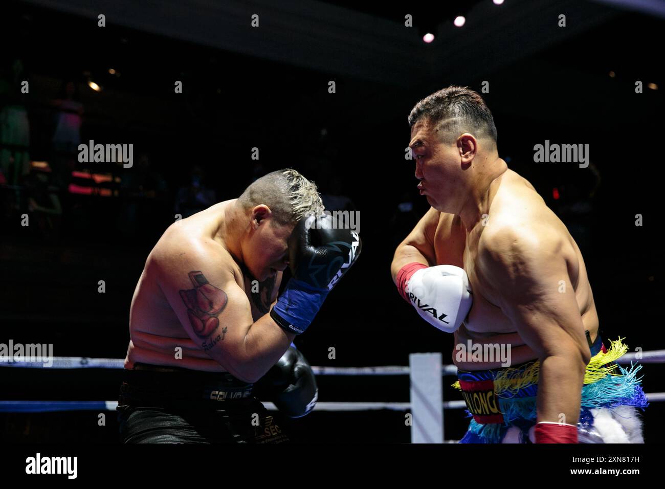 Junlong "The Dragon King" Zhang, in red and white gloves, faces Cesar ...